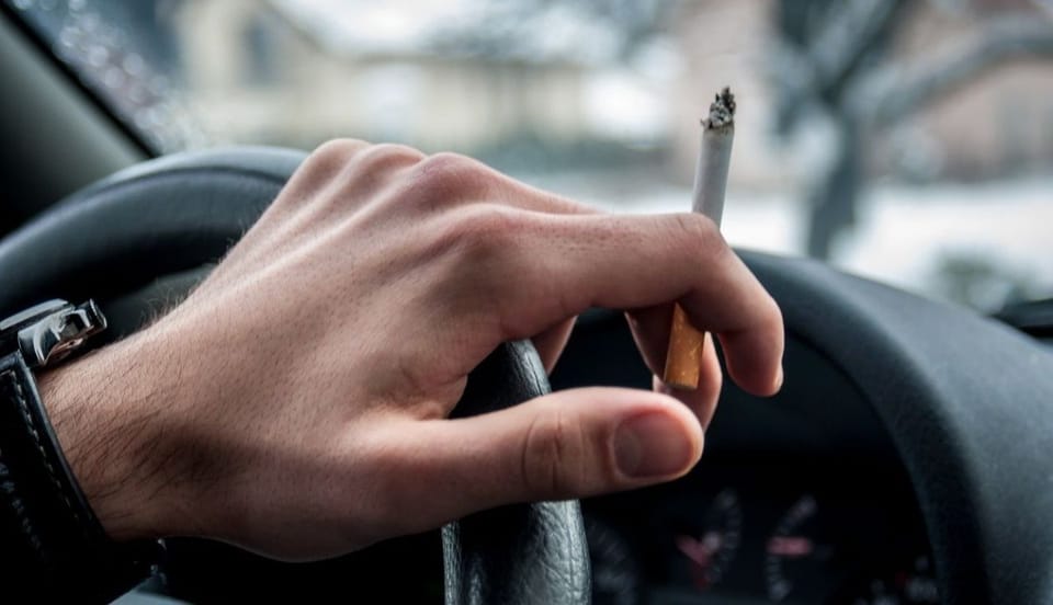 ¿Sabías que pronto no podrás fumar ni vapear en el coche? Lo que ...
